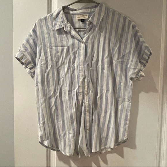 Universal Thread | Tops | Universal Thread Target Button Down Short Sleeve Blue White Stripe ...